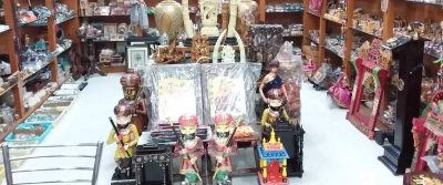What is famous in Manali for shopping