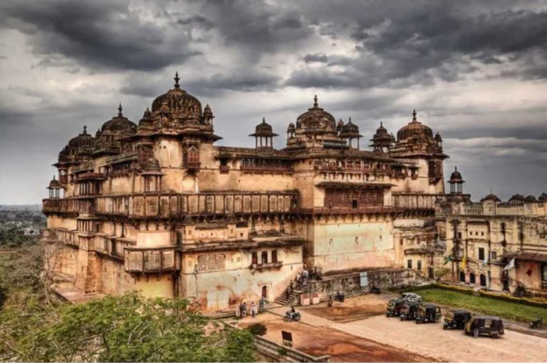 Explore the Splendid Beauty of the Orchha Fort in Madhya Pradesh